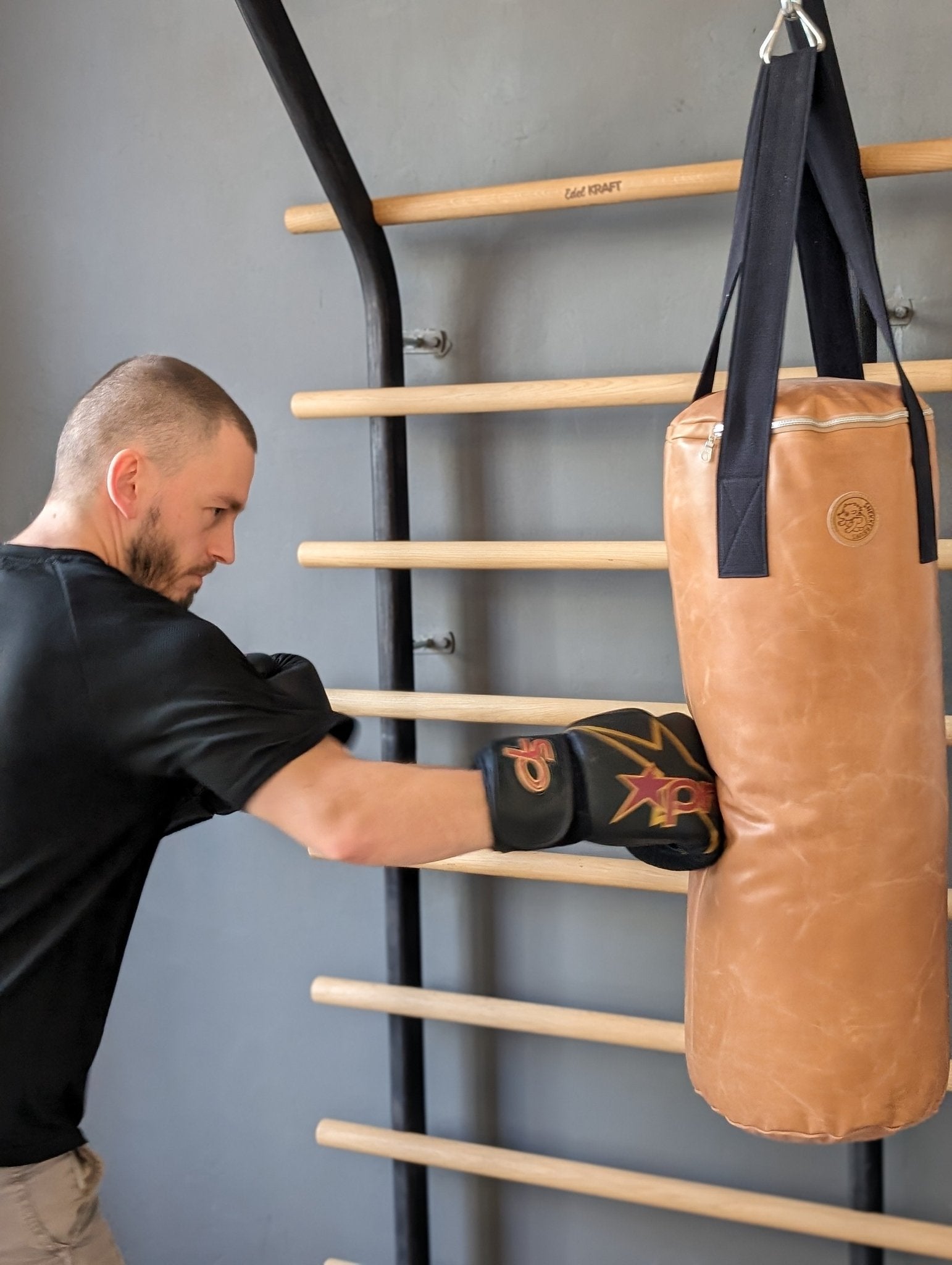 Stylischer Boxsack aus Echtleder – EdelKRAFT